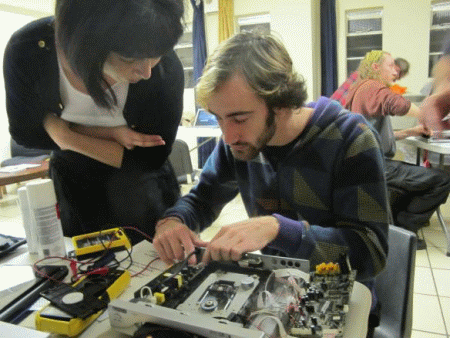 Come organizzare un “restart party” (festa in cui si impara a riparare ...